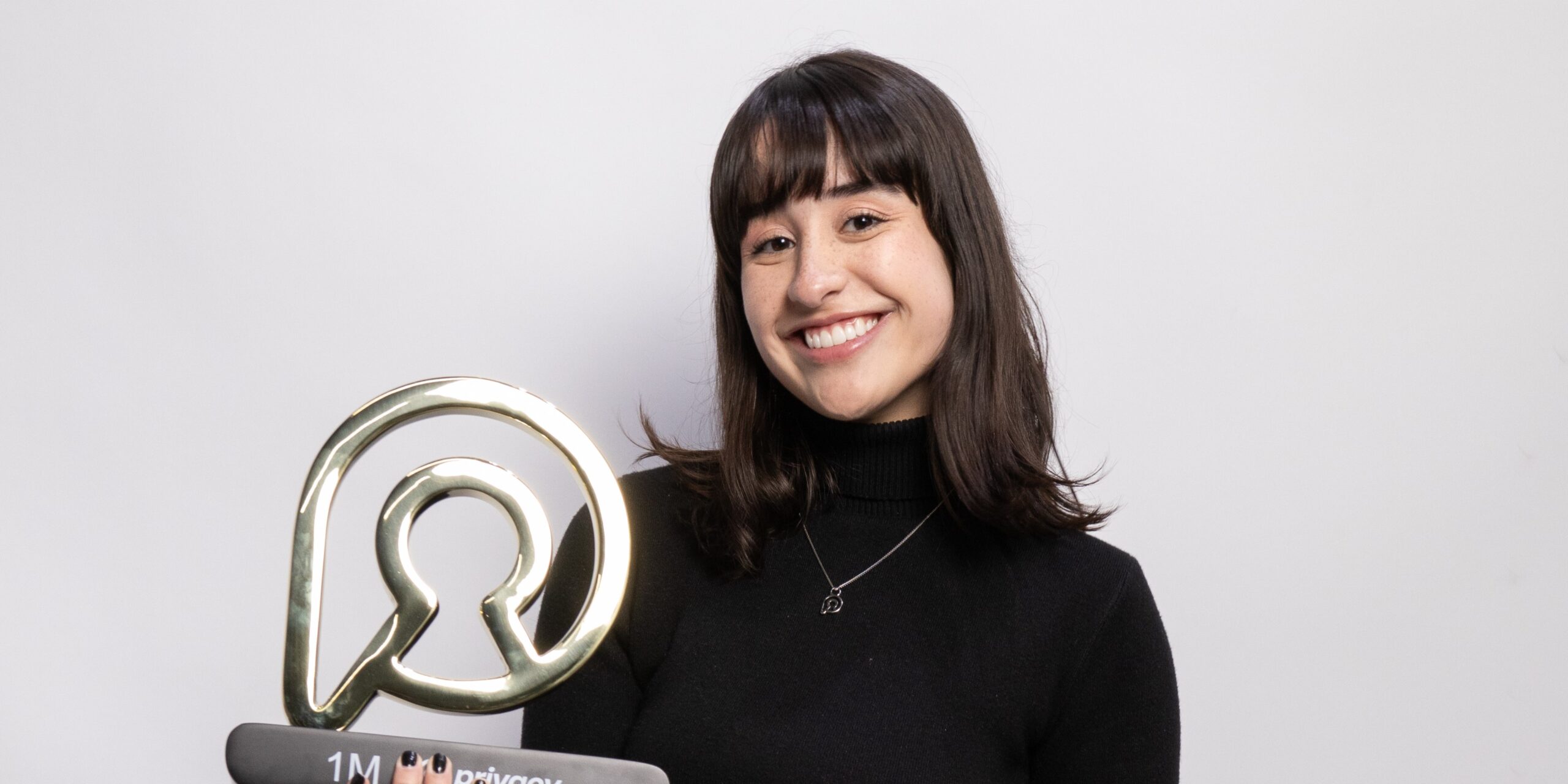 Martina Oliveira celebra R$ 5 mi na Privacy em voo de asa delta