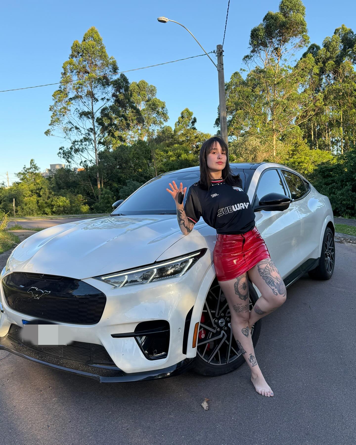 Martina Oliveira celebra R$ 5 mi na Privacy em voo de asa delta